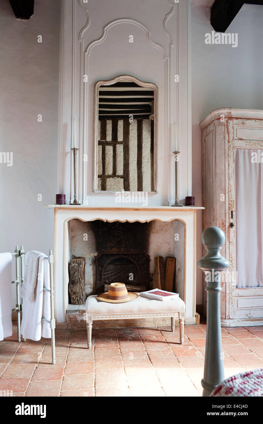 Banquette de cheminée dans la chambre avec carrelage en terre cuite et ...