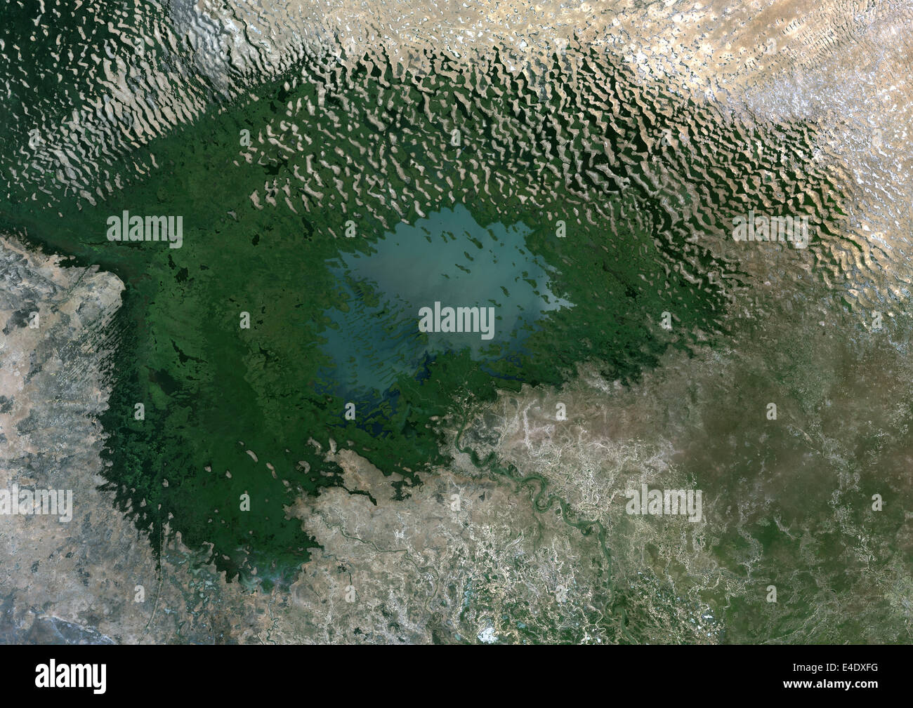 Le lac Tchad, au Tchad, en 1999, True Color Image satellite. La couleur ...