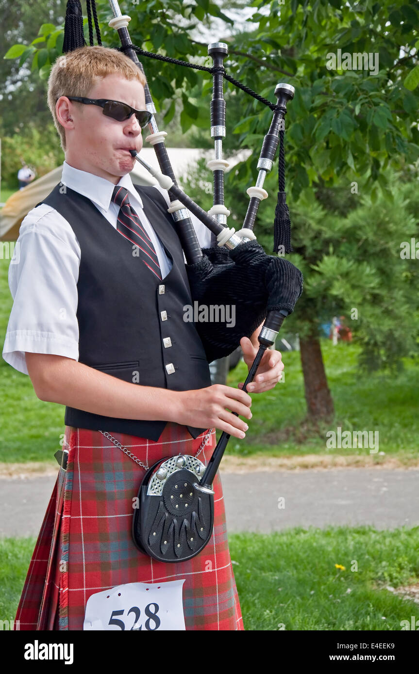 Joueur de cornemuse adolescent Banque de photographies et d’images à ...