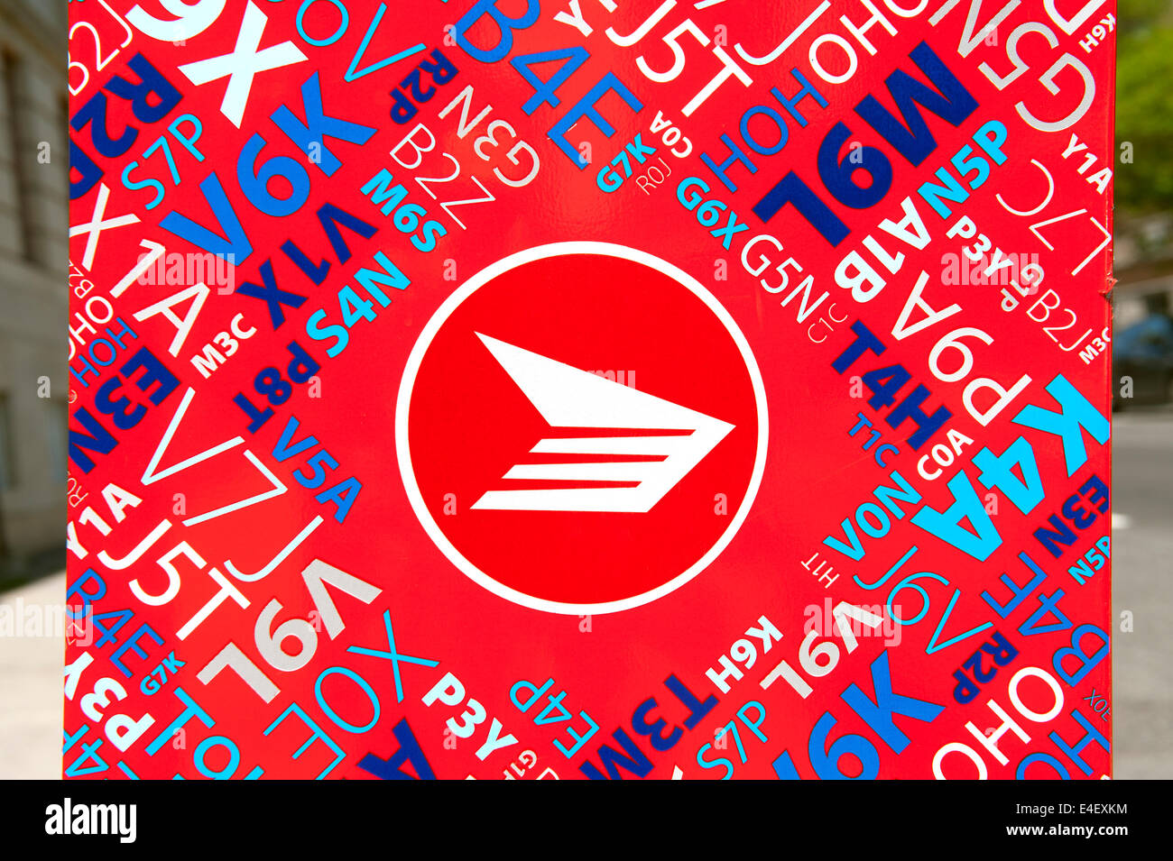 Le logo de Postes Canada sur le côté d'une boîte aux lettres Photo ...