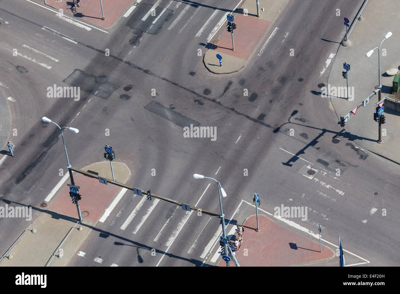 Empty traffic intersection traffic lights Banque de photographies et d ...