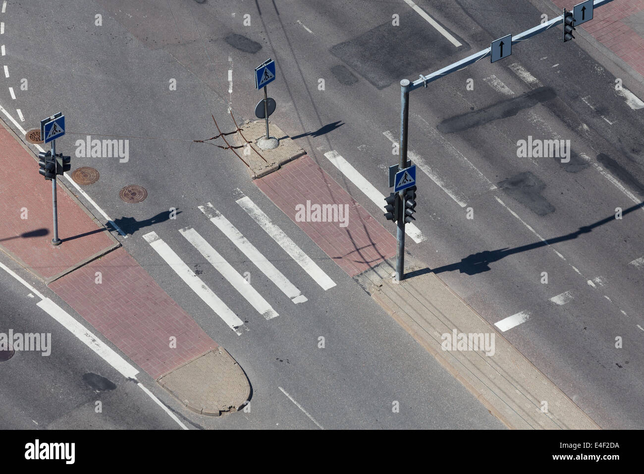 Empty traffic intersection traffic lights Banque de photographies et d ...