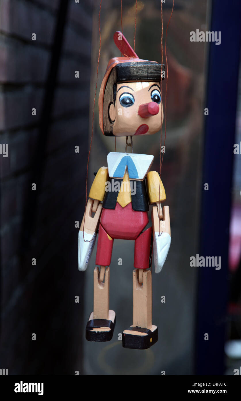 C'est une photo de Pinocchio, un Muppet en bois avec des cordes qui la ...