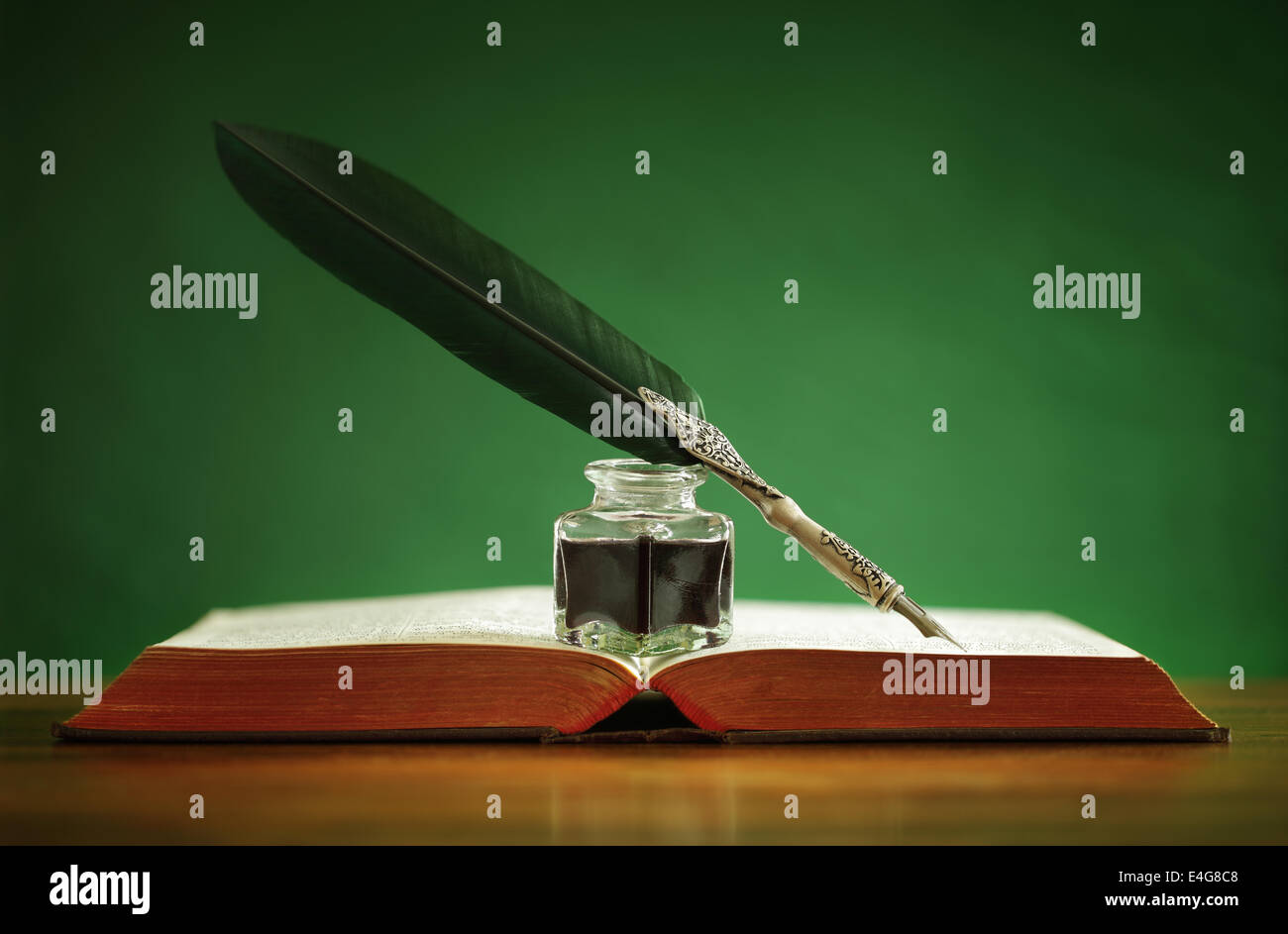 Old Book Feather Pen Banque d'image et photos - Alamy