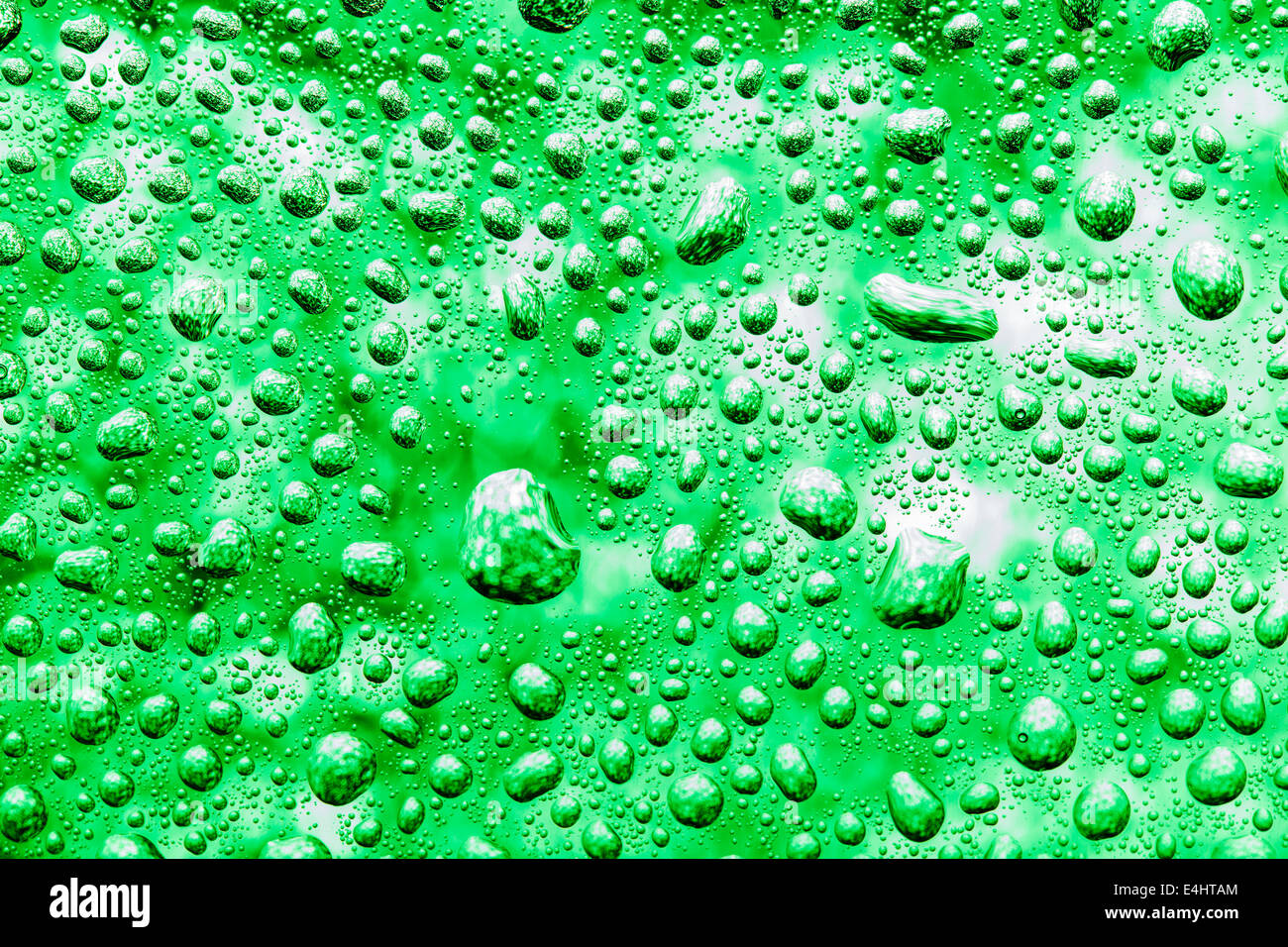 Gouttes d'eau sur fond vert Banque de photographies et d’images à haute ...