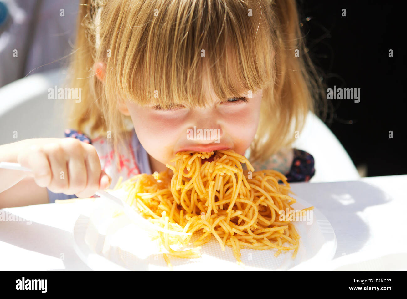 Manger trop: Un concours de manger de spaghetti pour enfants. Spaghetti ...