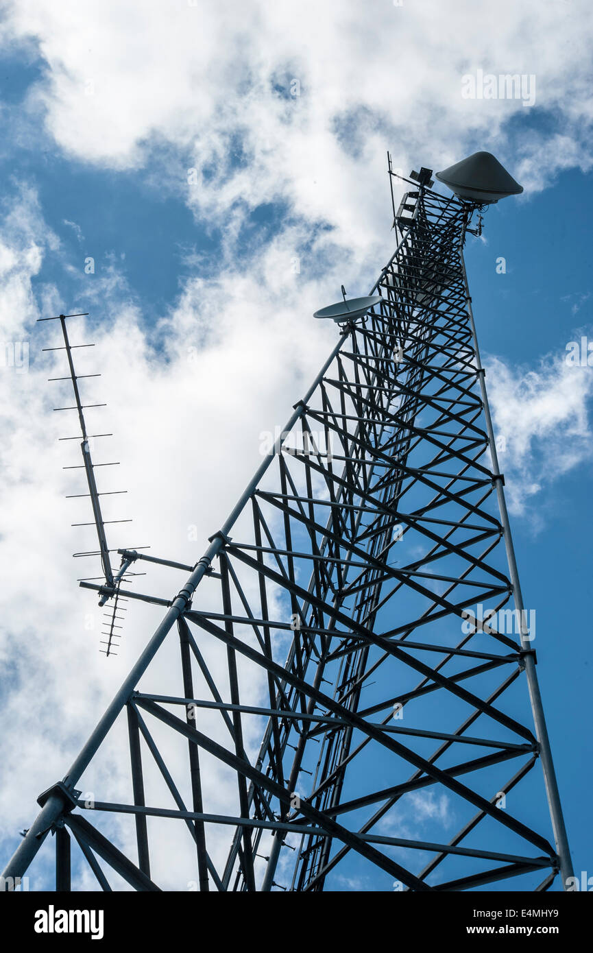 Tour de communication des antennes micro-ondes Photo Stock - Alamy