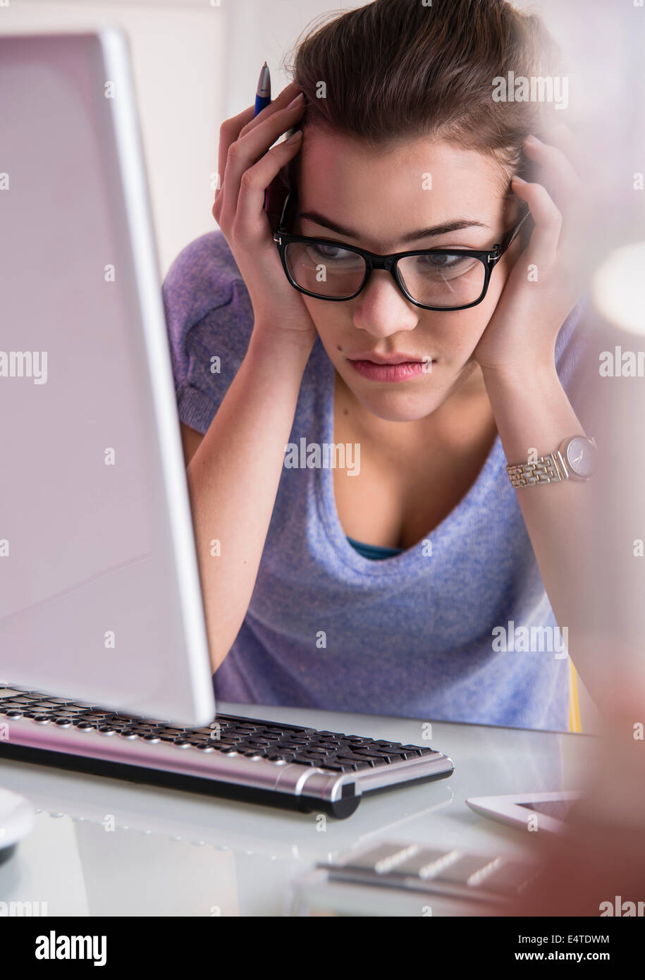 Confused girl with laptop Banque de photographies et d’images à haute ...