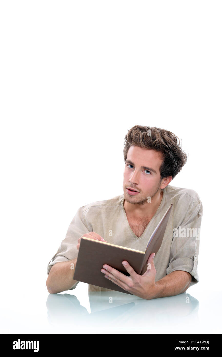 Lecture homme assis Banque d'images détourées - Alamy