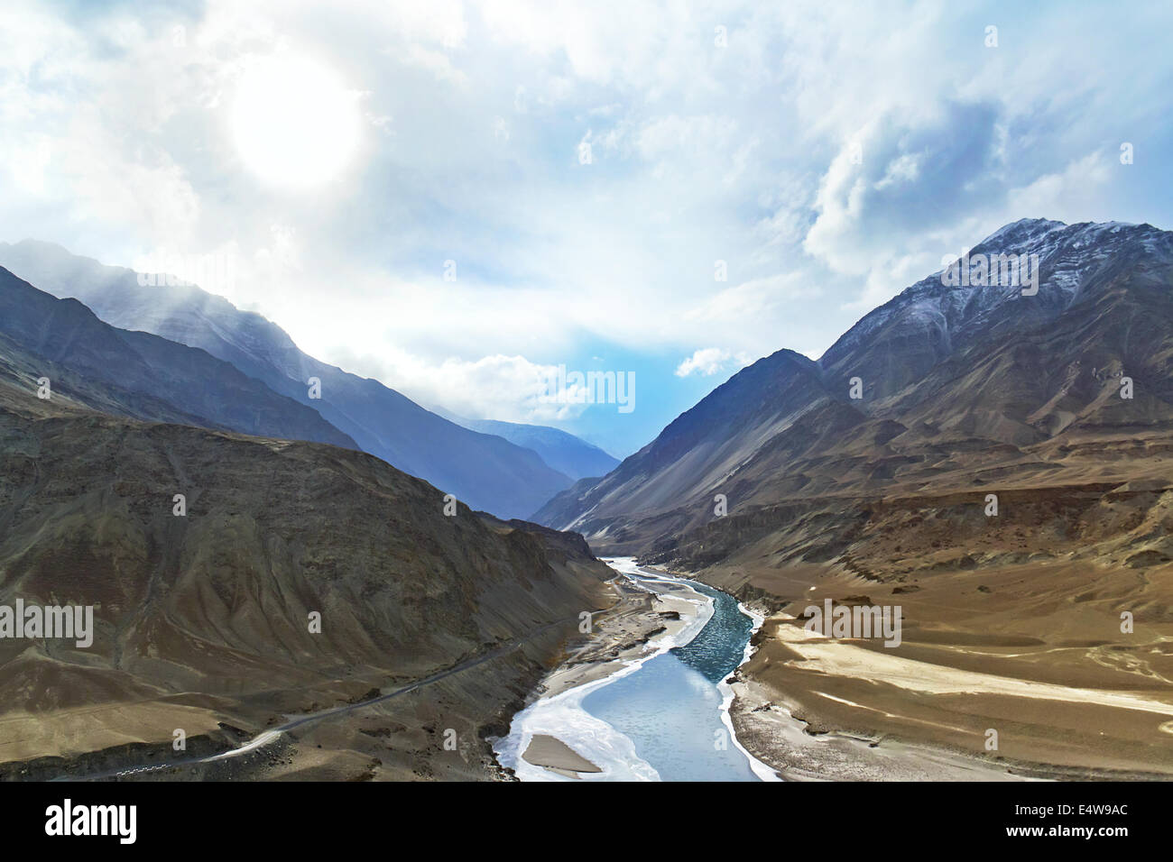 Promenade fleuve montagne Banque de photographies et d’images à haute ...