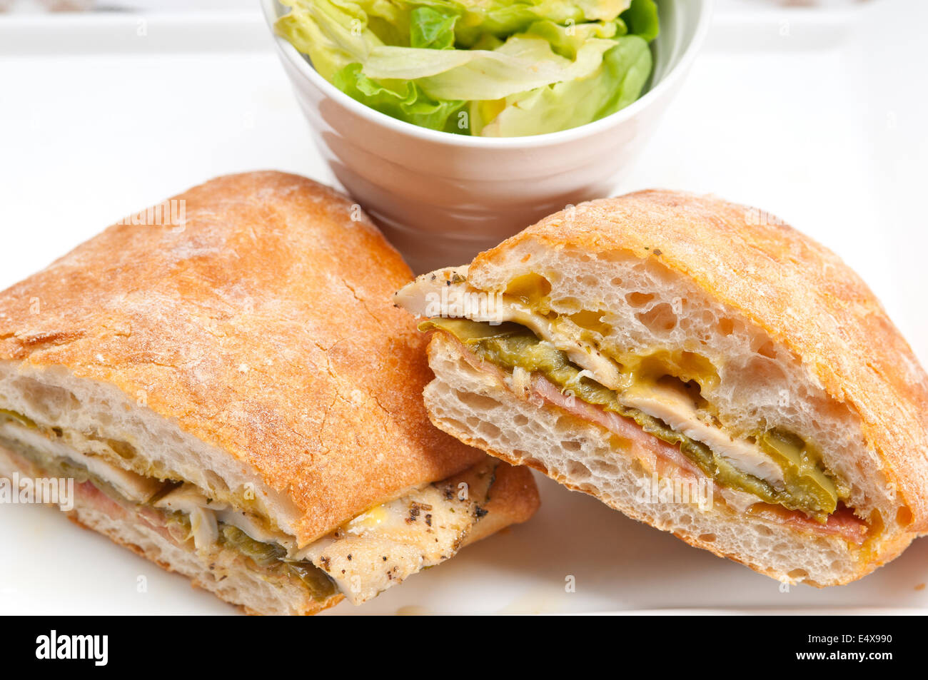 Panini au poulet sandwich Ciabatta italien Photo Stock - Alamy