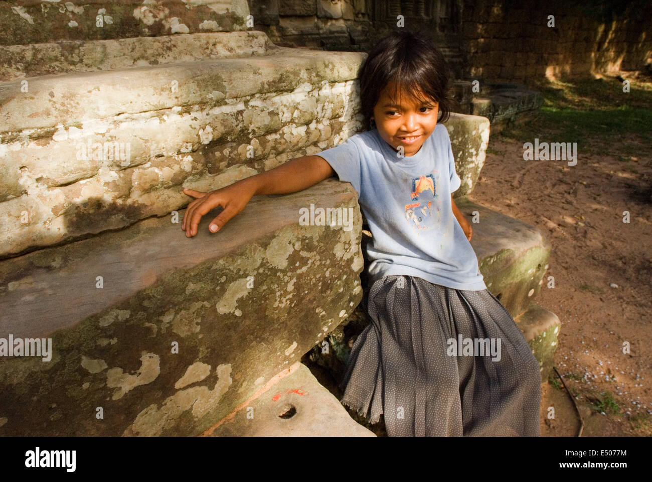 Enfants jouant à l'intérieur du temple Preah Khan. Preah Khan, qui ...