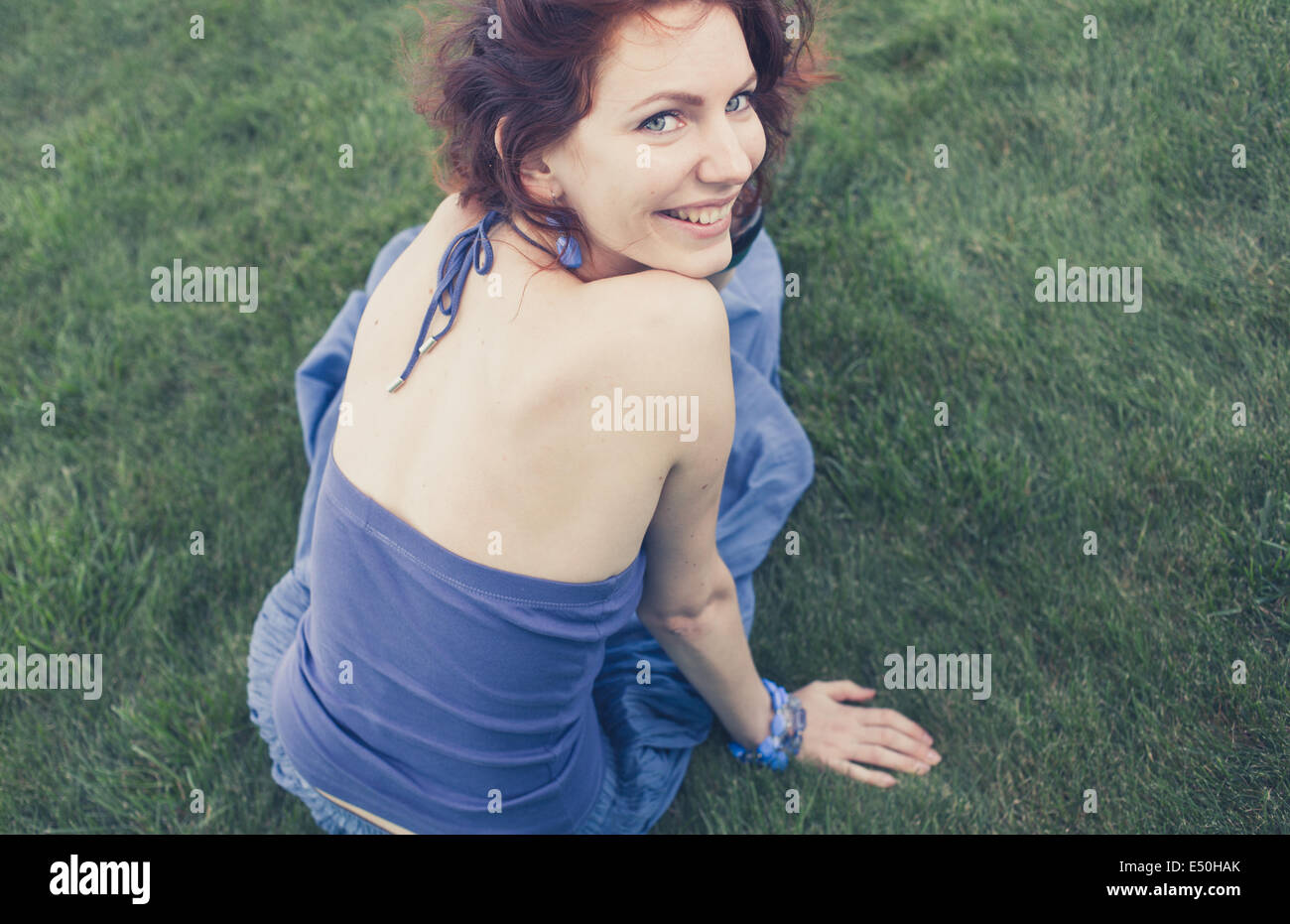 Femme rousse de dos robe Banque de photographies et d’images à haute ...