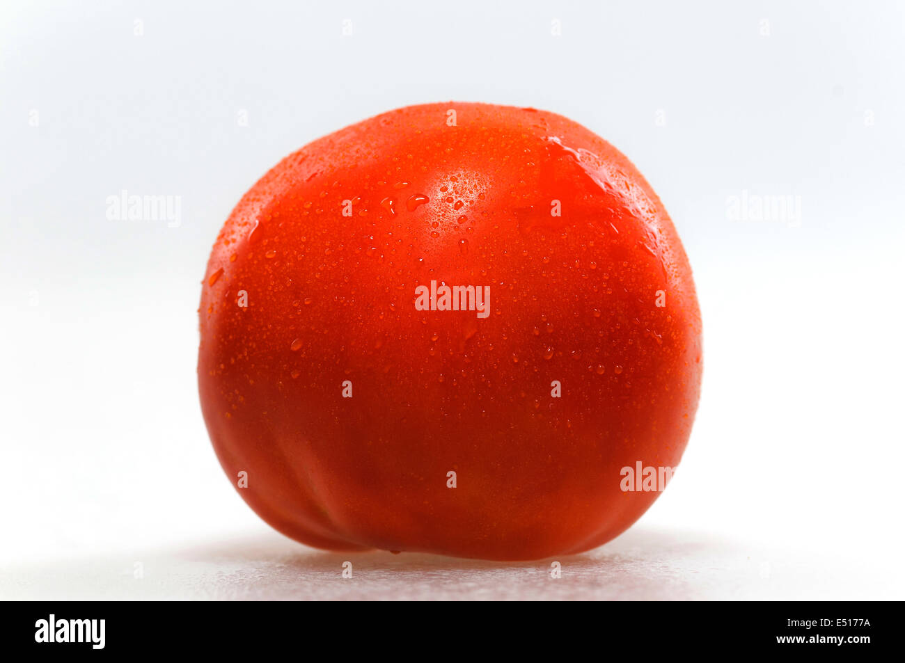 Grosse tomate Banque de photographies et d’images à haute résolution ...