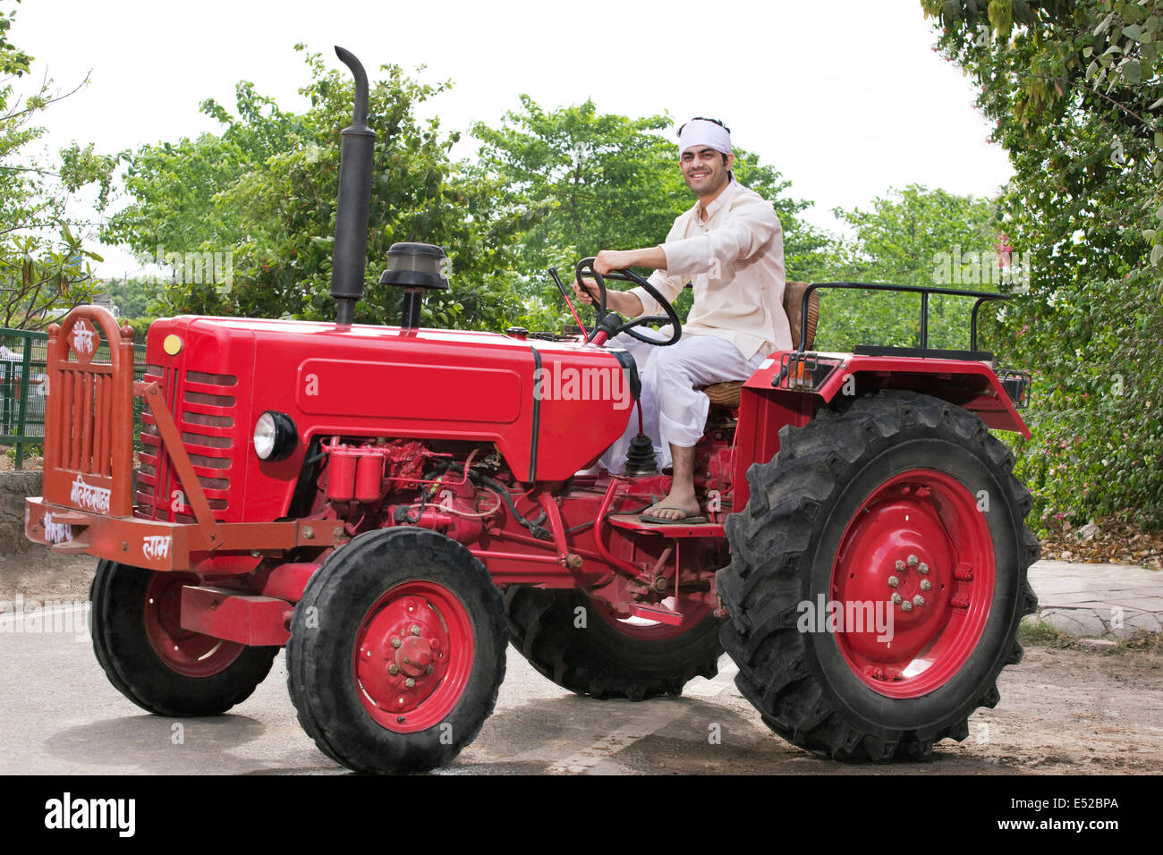 Farmer tractor Banque de photographies et d’images à haute résolution ...