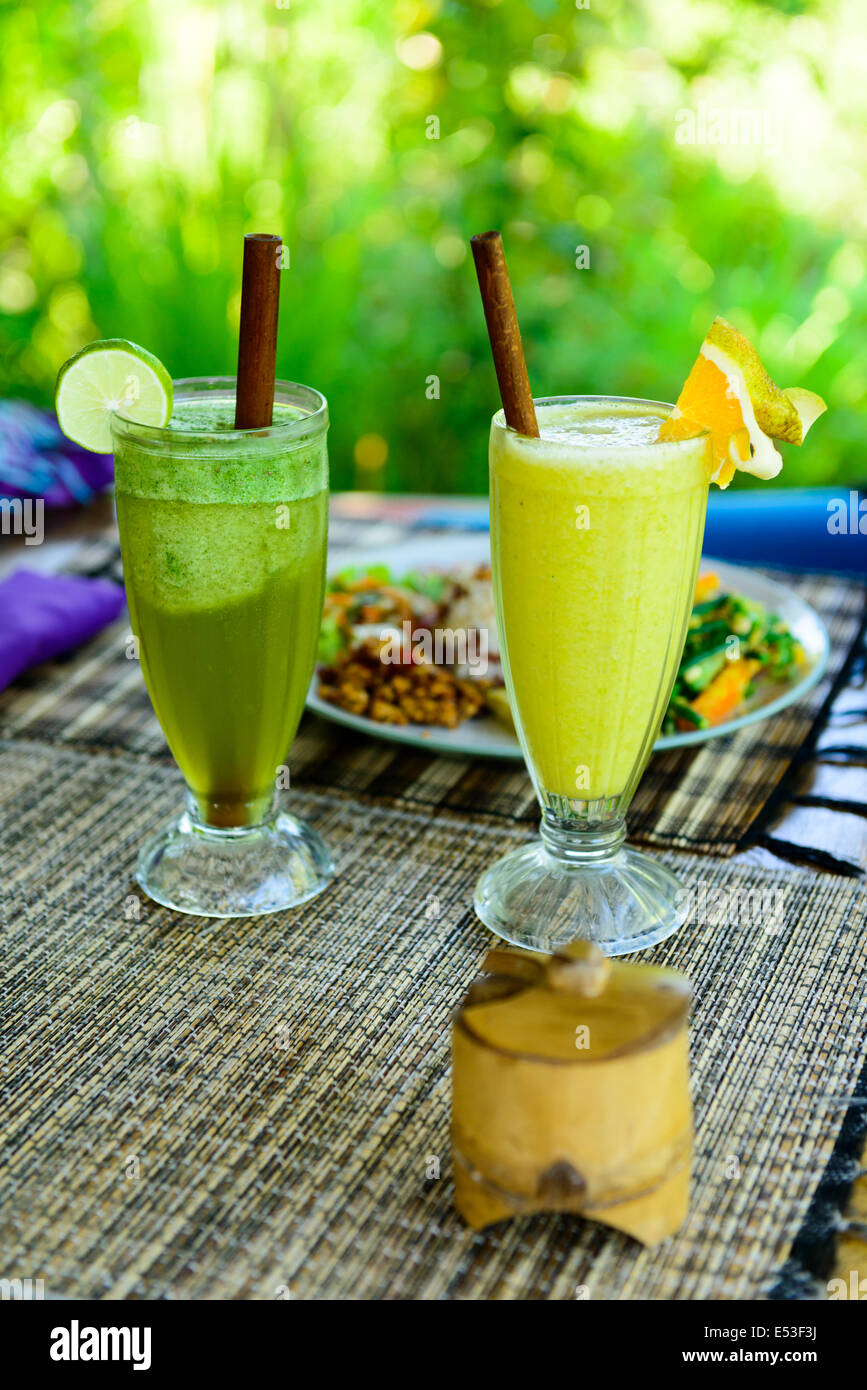 Des boissons biologiques sains avec des aliments traditionnels de Bali ...