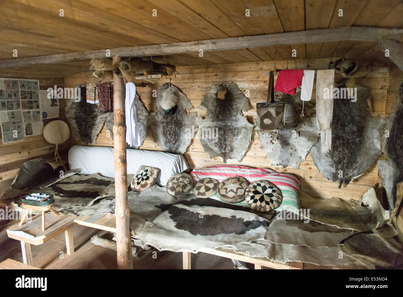À l'intérieur d'une maison traditionnelle des Inuits, comme illustré ...