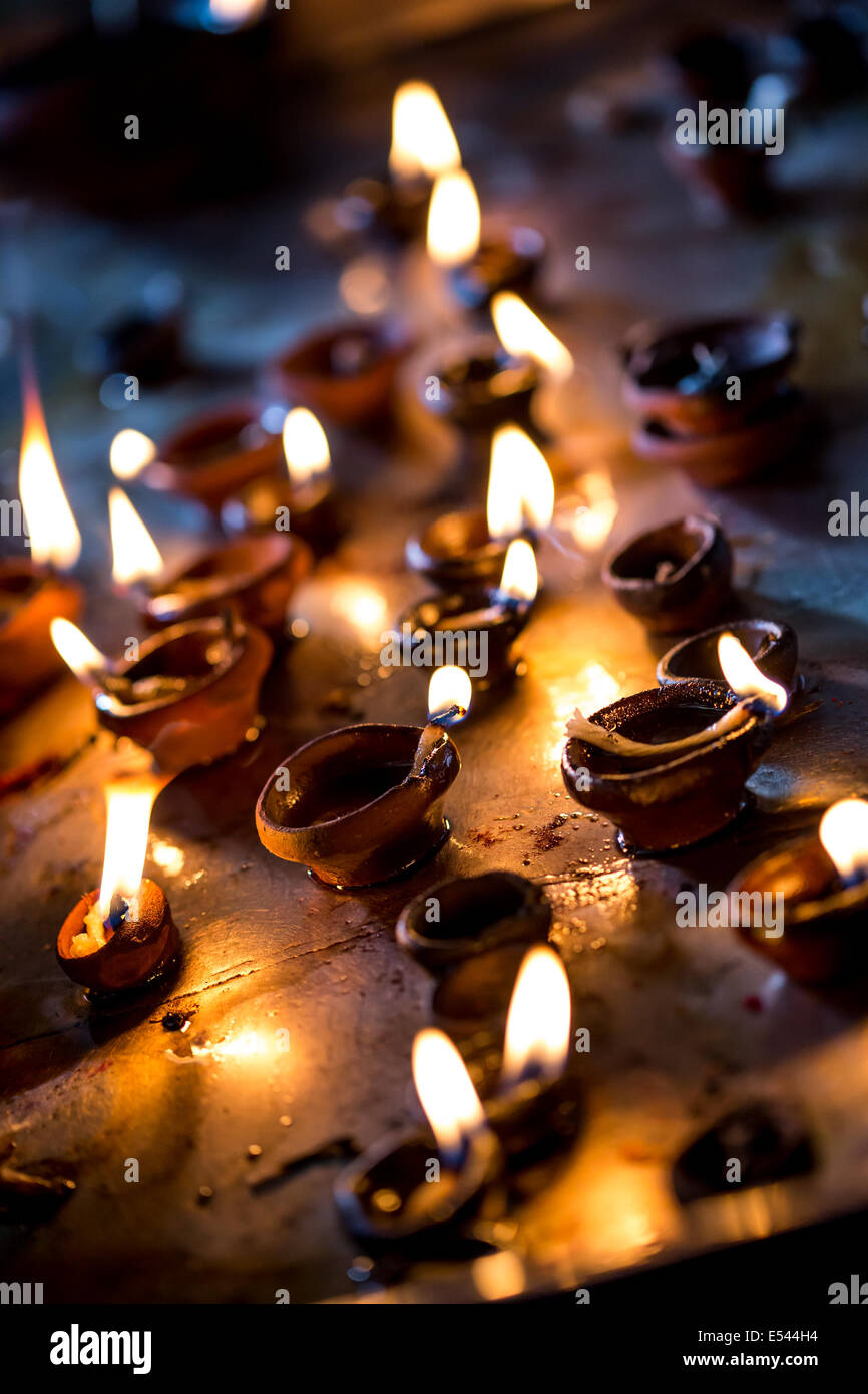 Bougies allumées dans le temple indien. Diwali - la fête des lumières ...