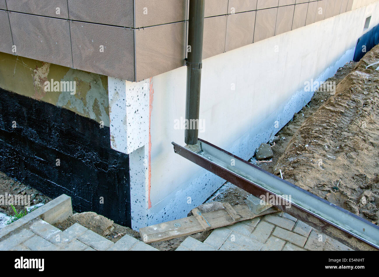 Construction de la fondation de la chambre de l'isolation thermique en ...