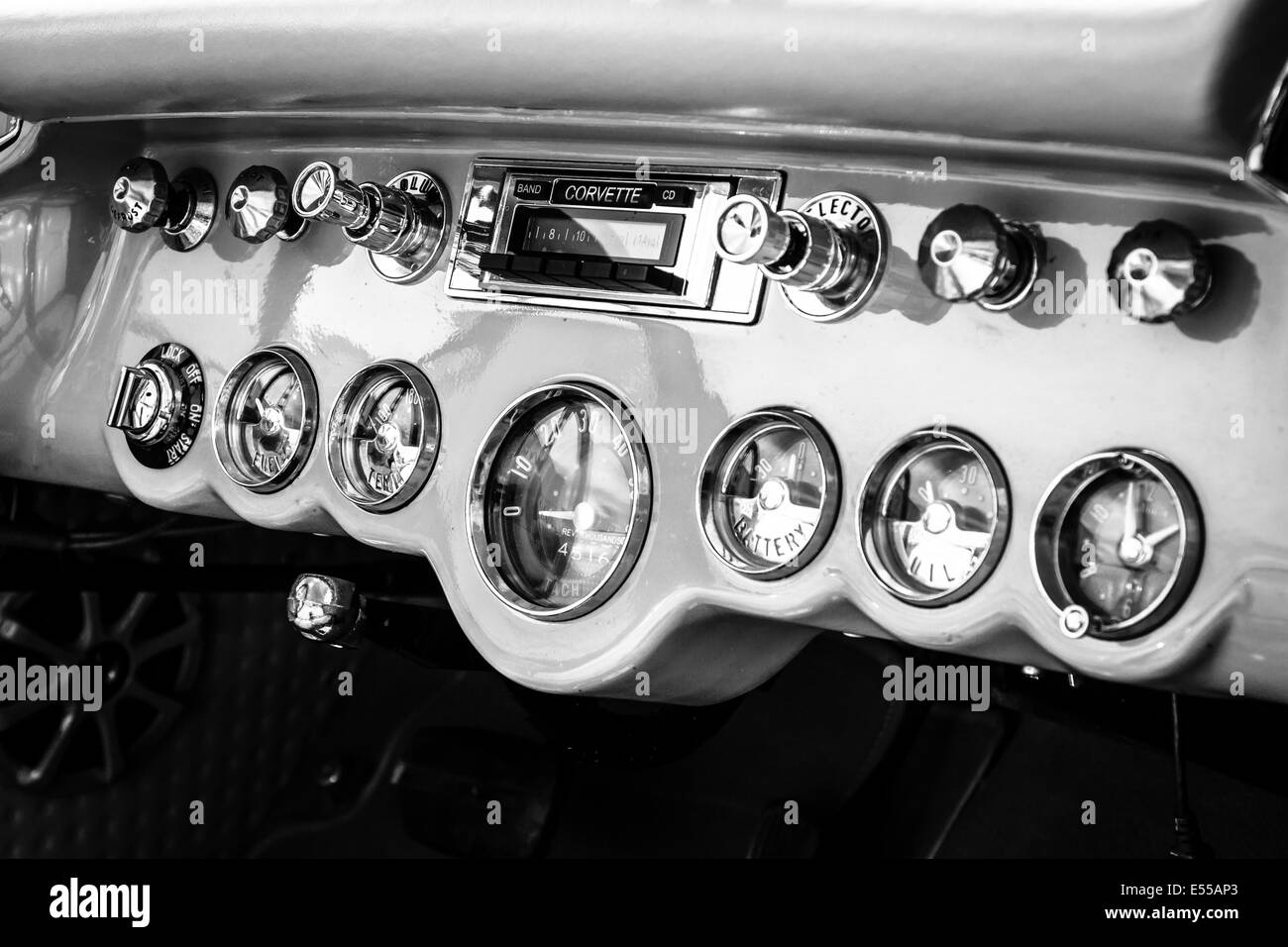 Tableau de bord d'une voiture de sport Chevrolet Corvette (C1). Noir et ...