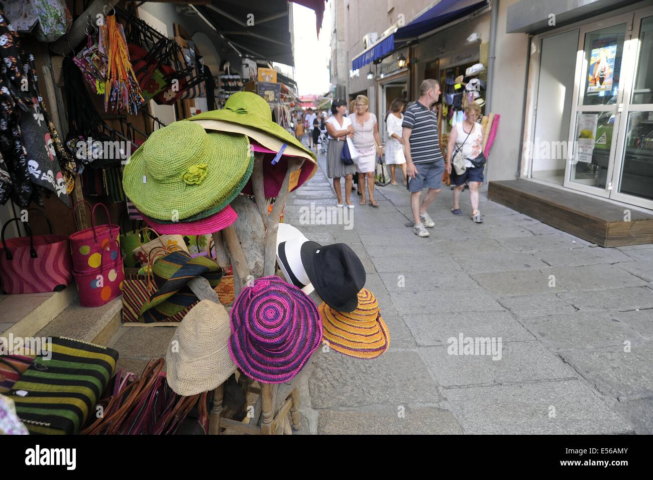 France, Corse, Calvi, rue commerçante, les magasins pour les touristes ...