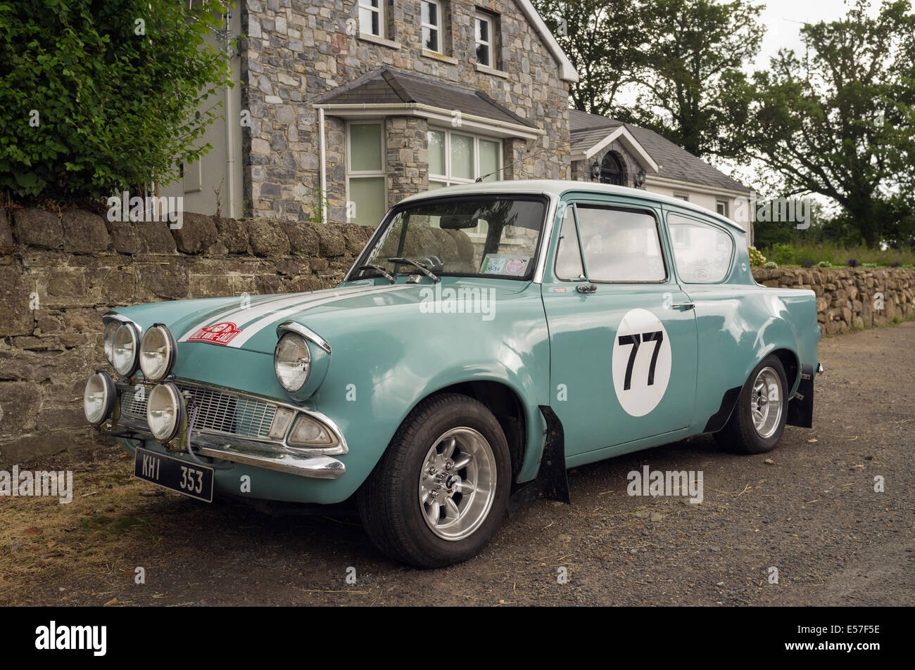1960 Ford Anglia rallye voiture avec raccords et nombre autocollant ...