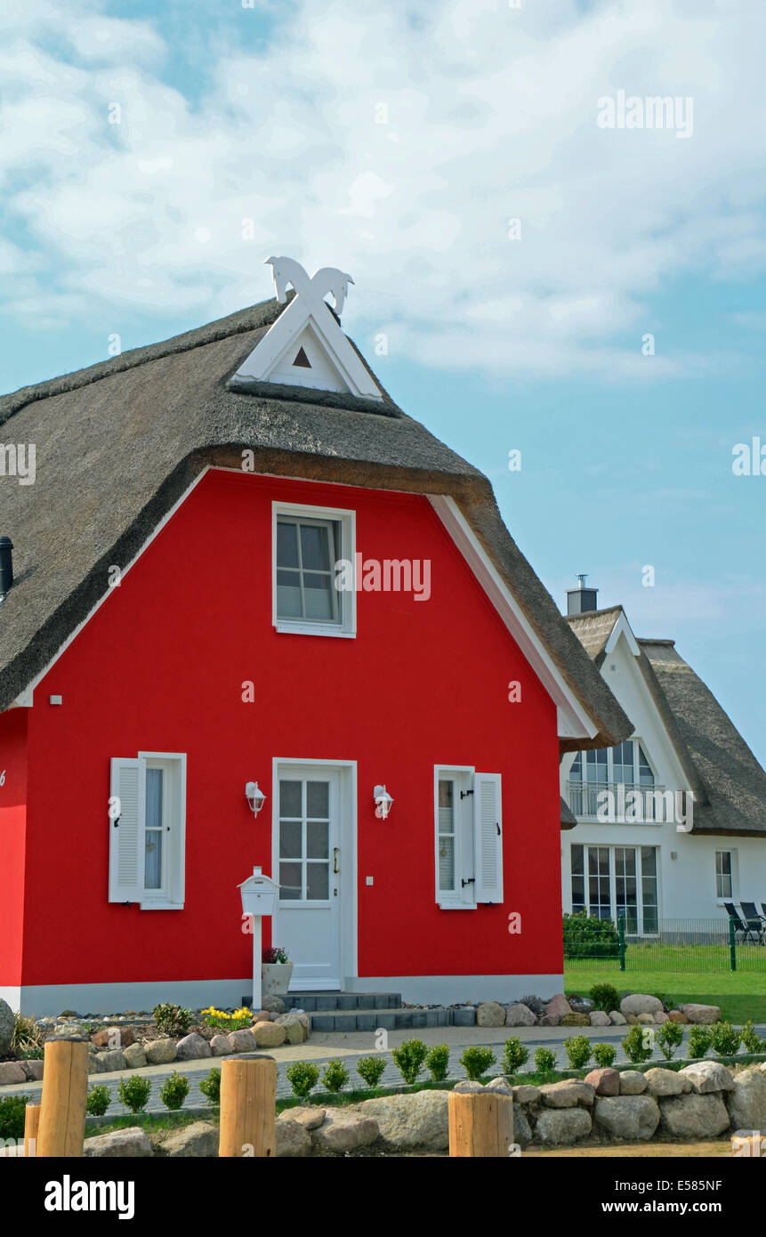 Maison jaune au toit rouge Banque de photographies et d’images à haute ...