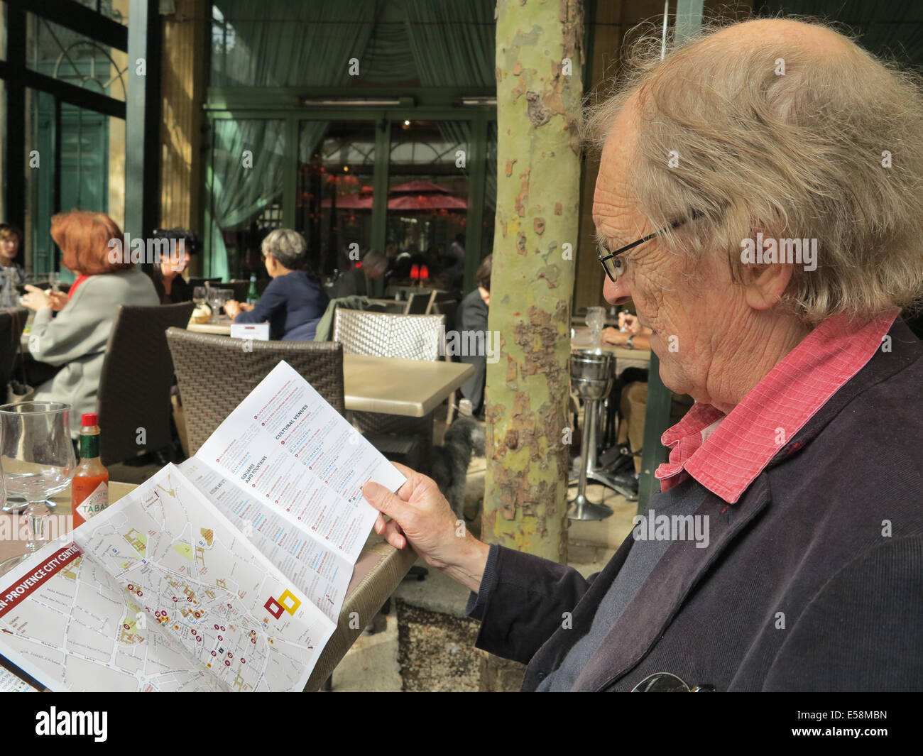 Studying map Banque de photographies et d’images à haute résolution - Alamy