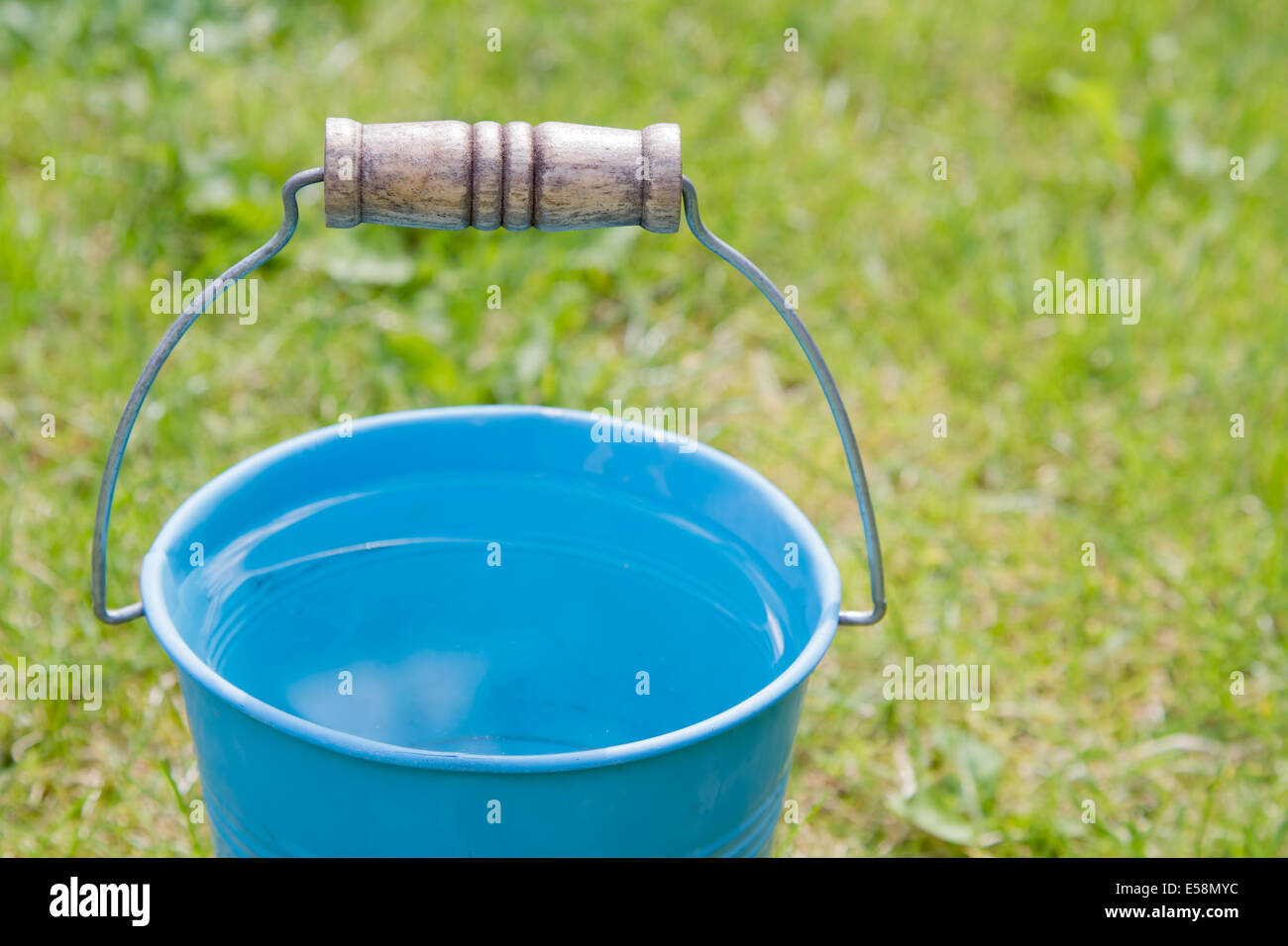 Seau d'eau Banque de photographies et d’images à haute résolution - Alamy