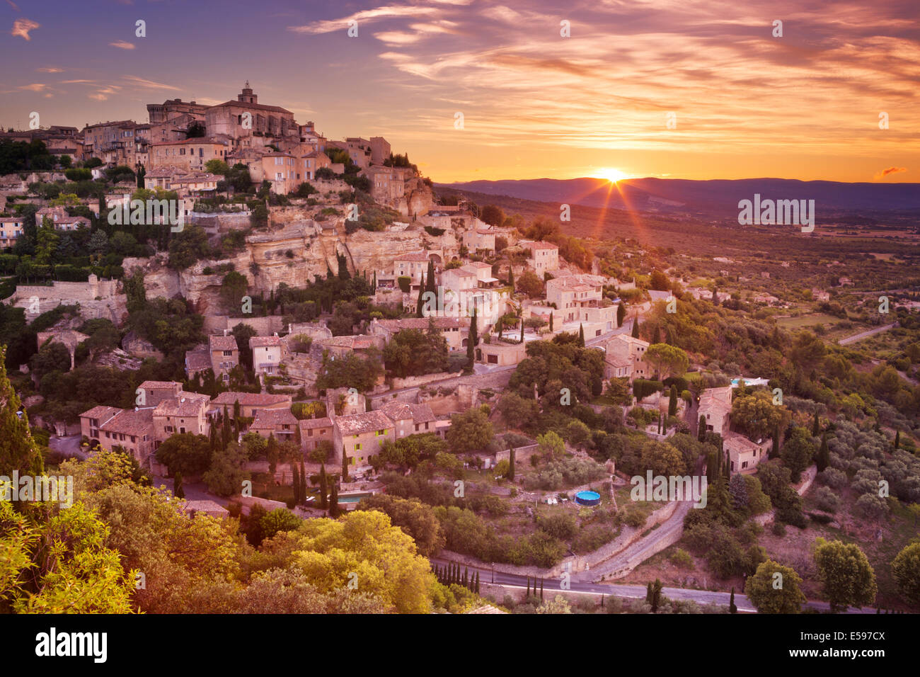 Le village historique de Gordes en Provence, France au lever du soleil ...