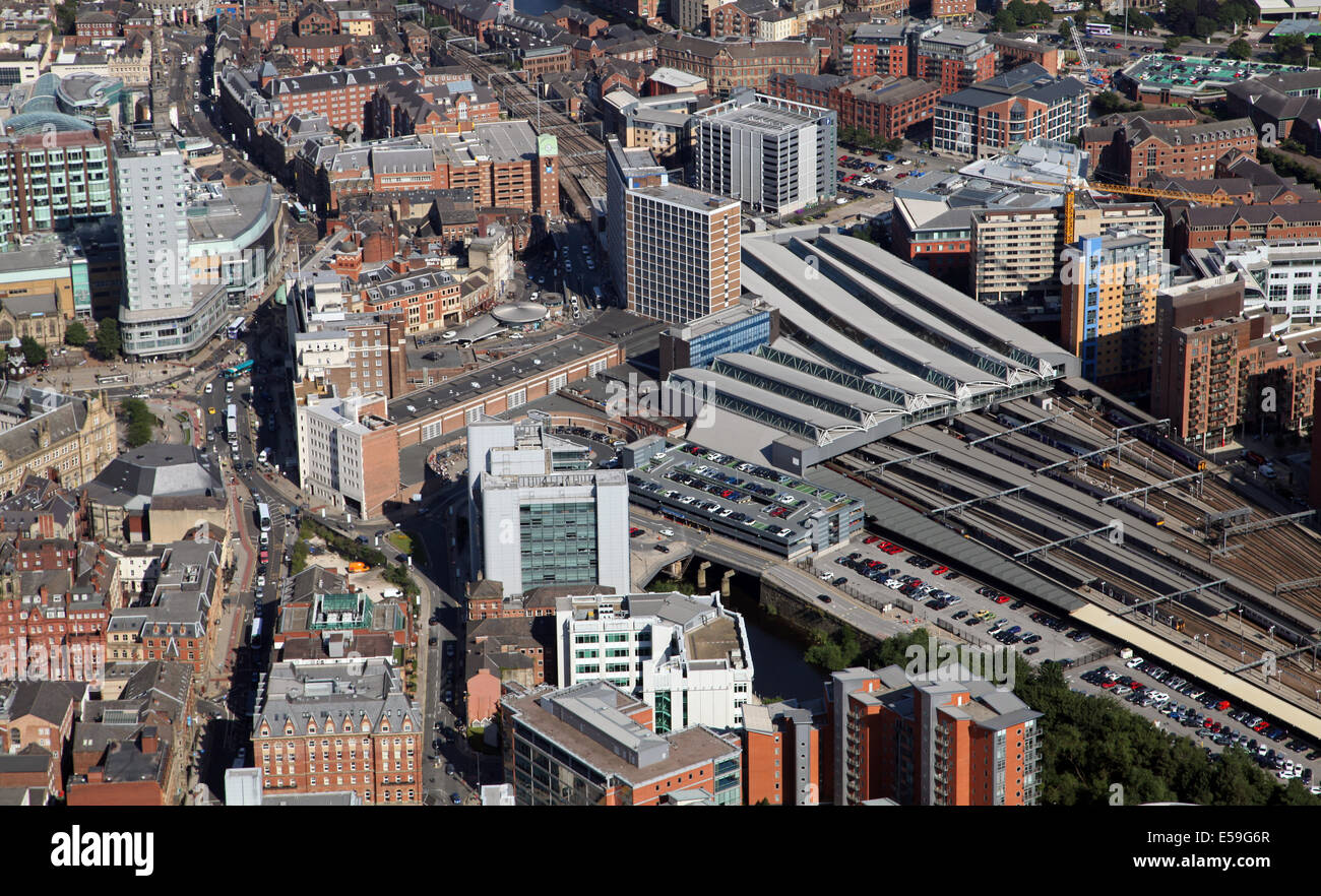 Vue aérienne de la ville de Leeds City Square et de la Station, UK ...