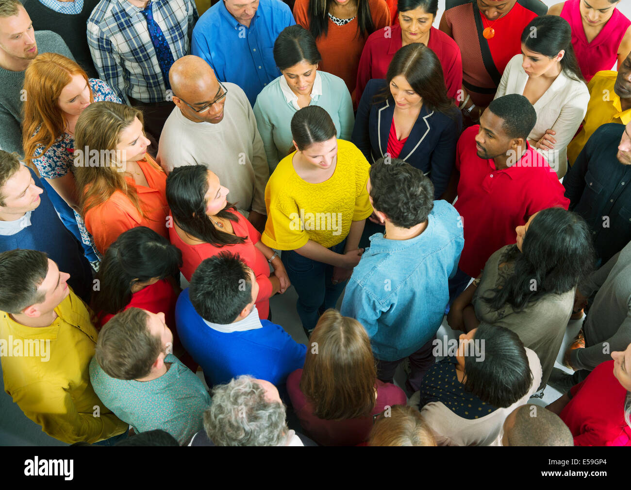 Grand groupe de personnes debout ensemble Banque de photographies et d ...