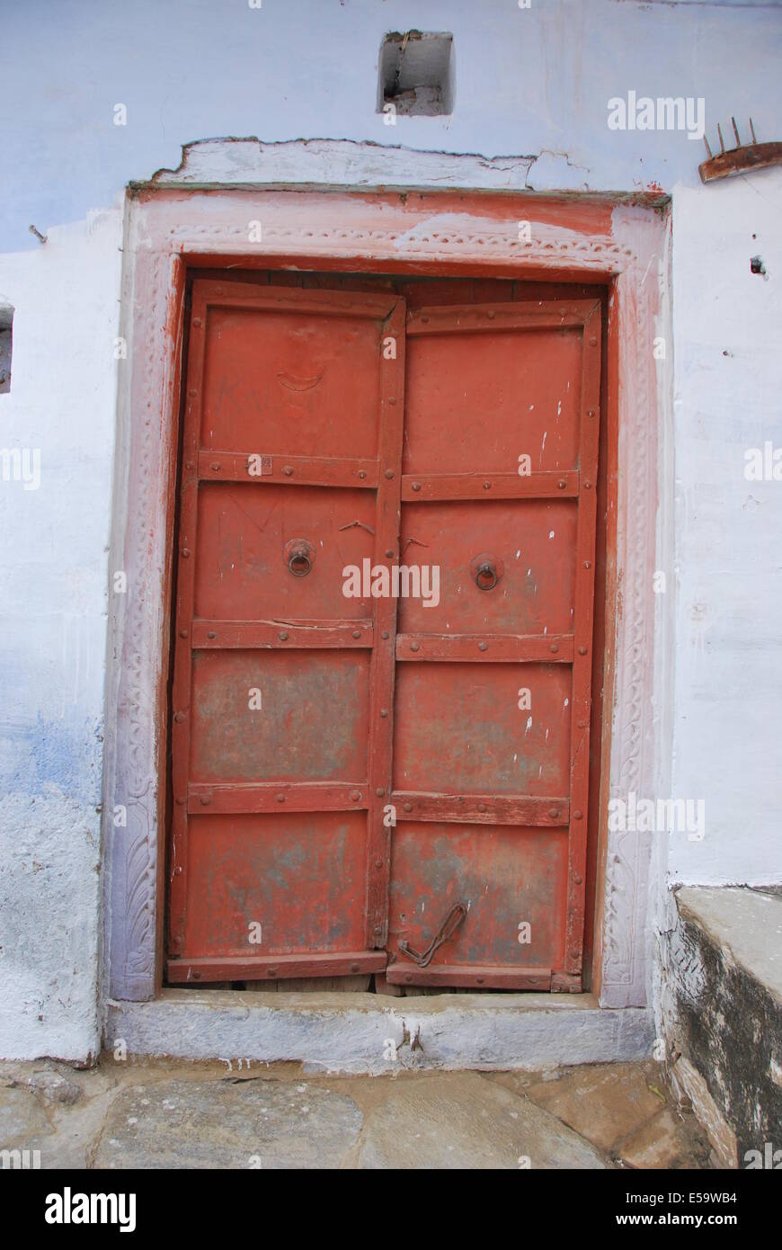 L'Inde. Le Rajasthan. Village simple structure de porte. , Bois Plâtre ...
