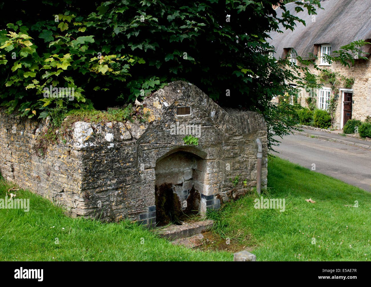 Vieux puits en pierre village puits Banque de photographies et d’images ...