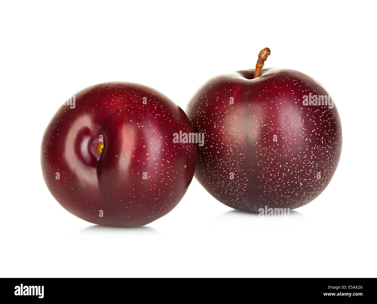 Prunes rouges sur fond blanc Banque de photographies et d’images à ...
