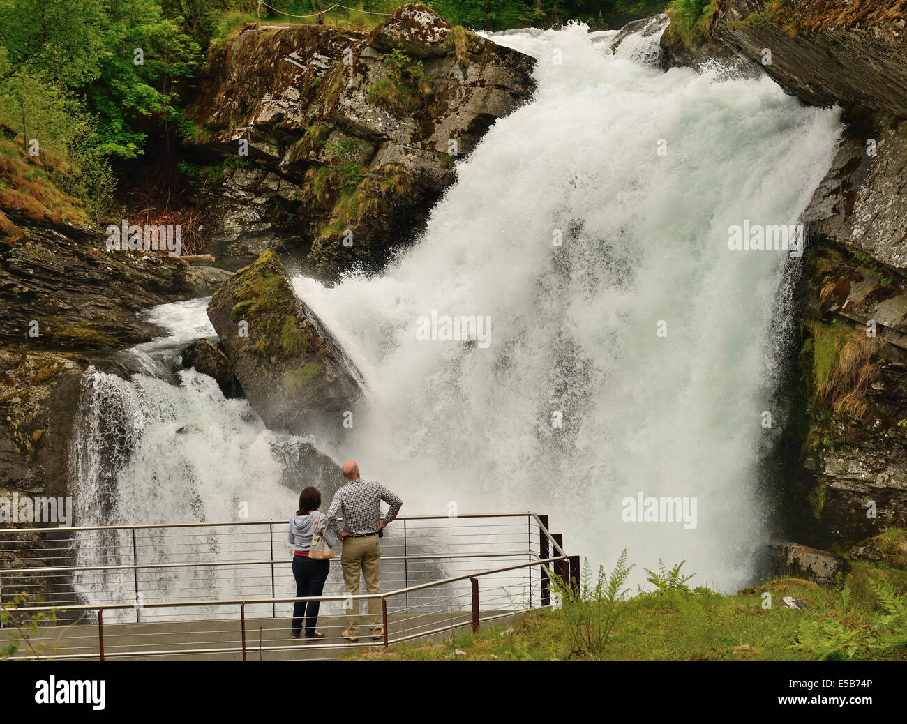 Couple regardant la cascade Banque de photographies et d’images à haute ...