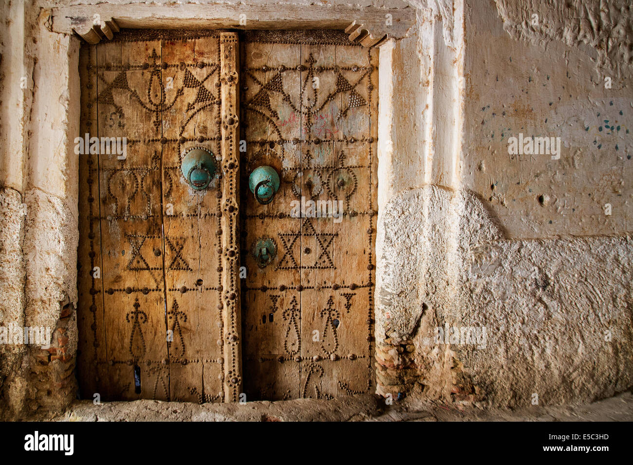 Porte traditionnelle (boutons) dans la vieille ville de Nefta (Medina ...