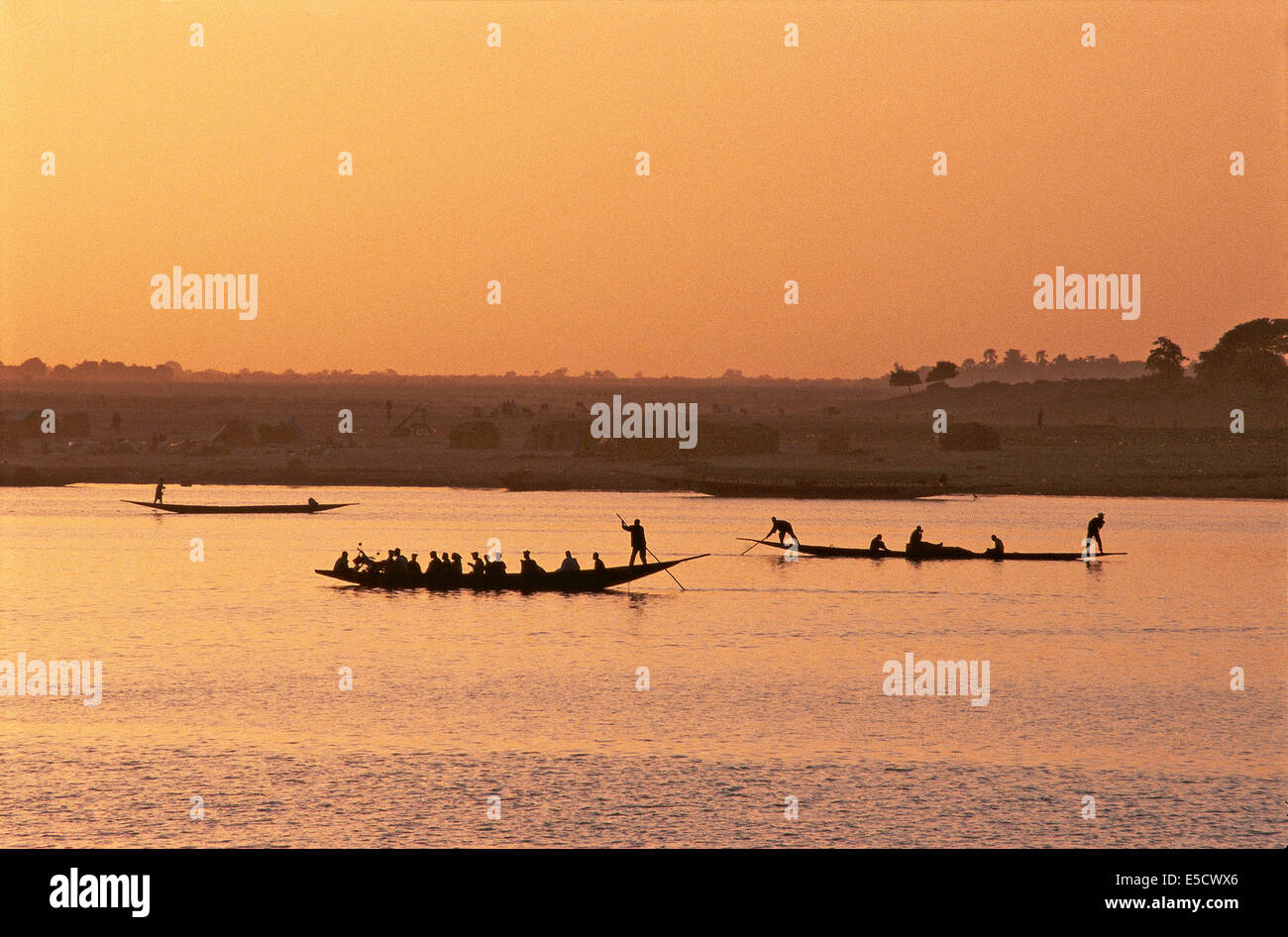 Les hommes africains sur pinasse navigation dans le fleuve Niger à ...