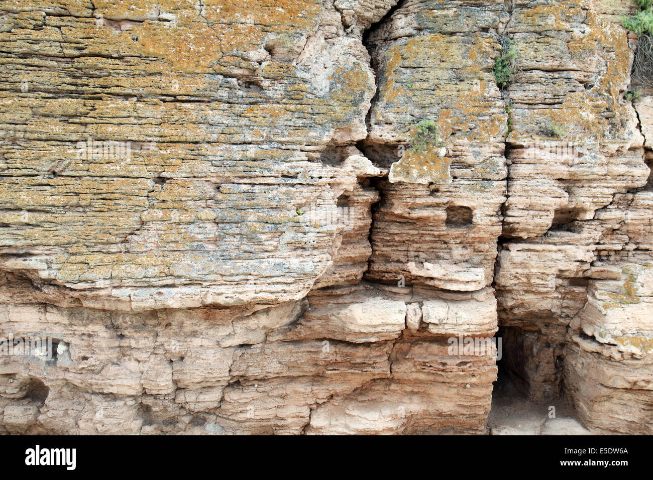 La texture du mur de pierres naturelles, avec entrée de la roche Photo ...