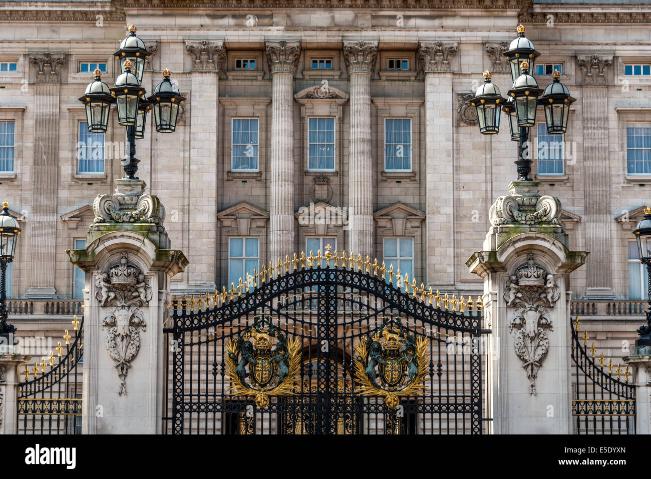 La grille d'entrée, piliers, lampes et balcon ou Buckingham Palace ...