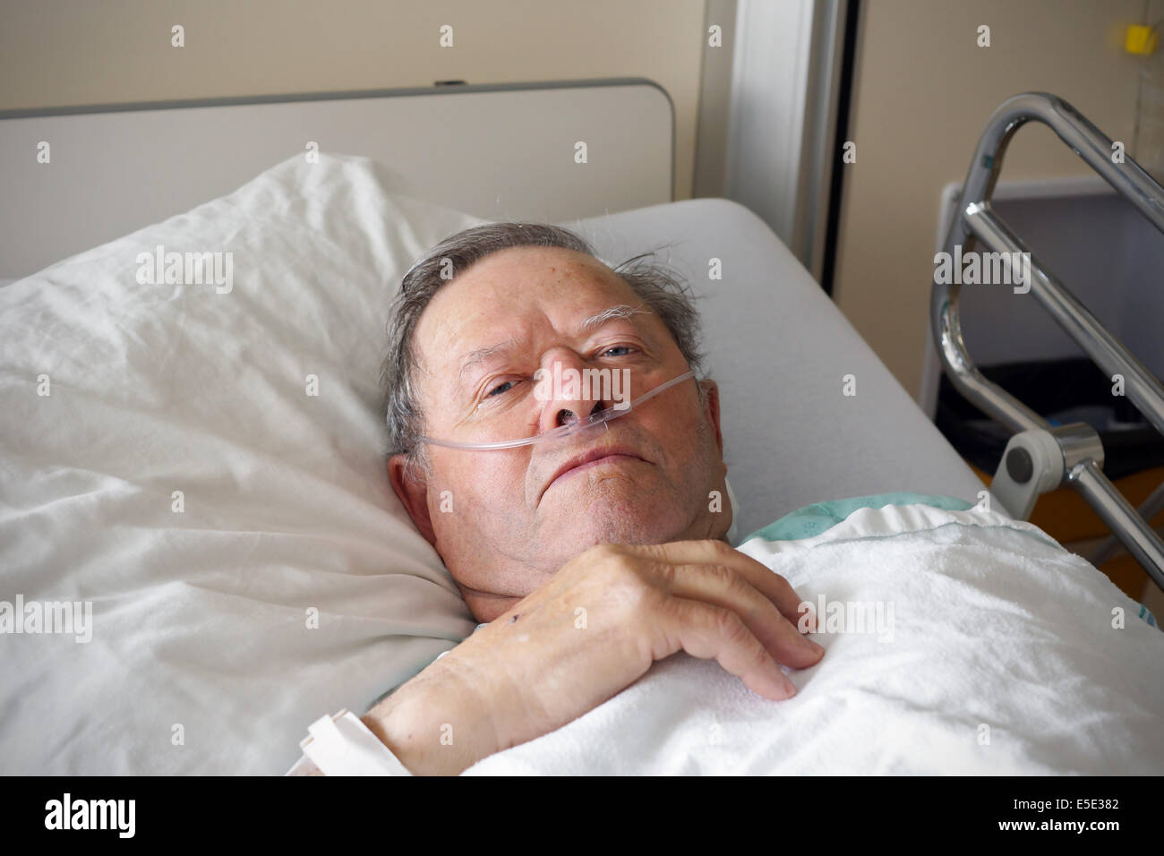 Man in hospital bed pain Banque de photographies et d’images à haute ...