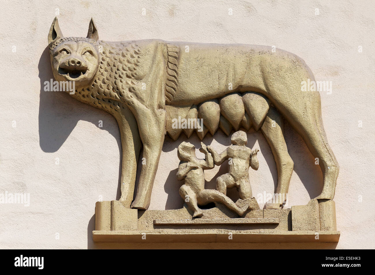 La louve romaine allaitant Romulus et Remus, relief sur un mur de la ...