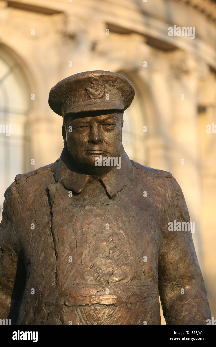 France, paris 8 e, statue devant le petit Palais - avenue Winston ...