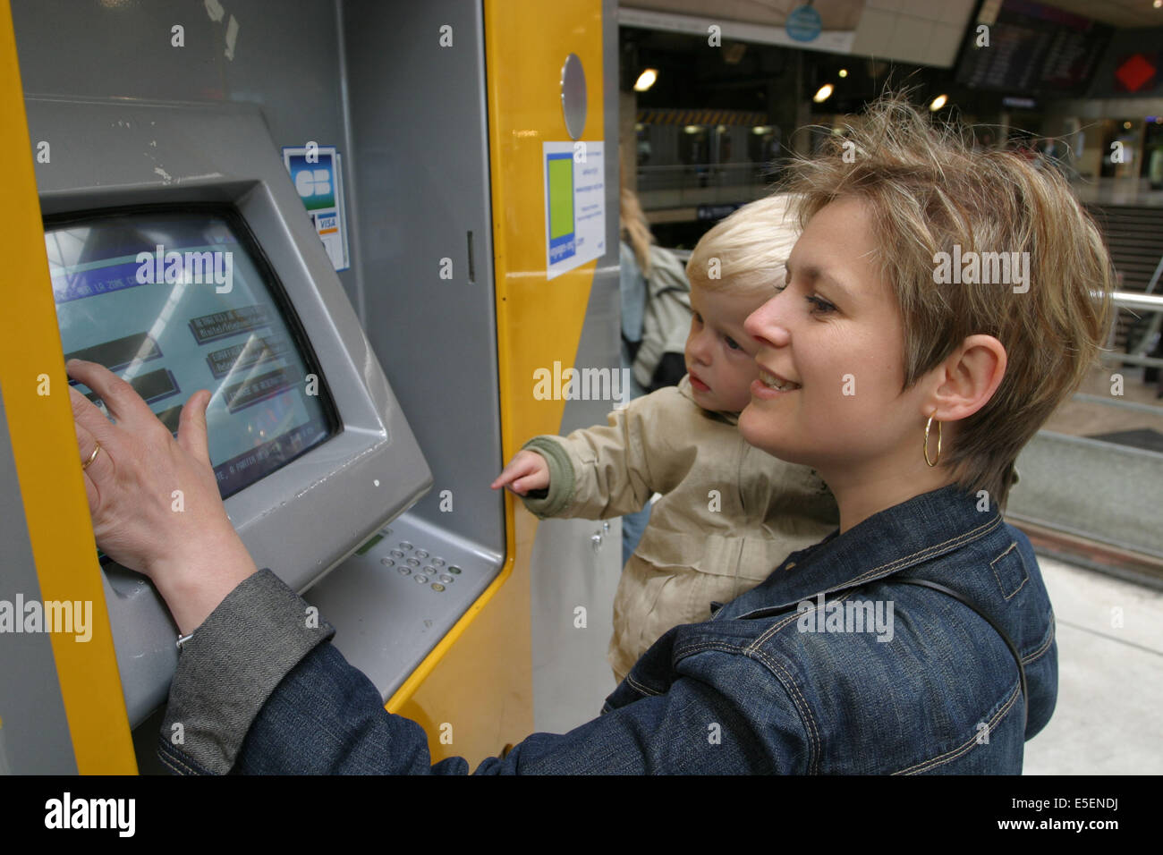 Train ticket machine montparnasse Banque de photographies et d’images à ...