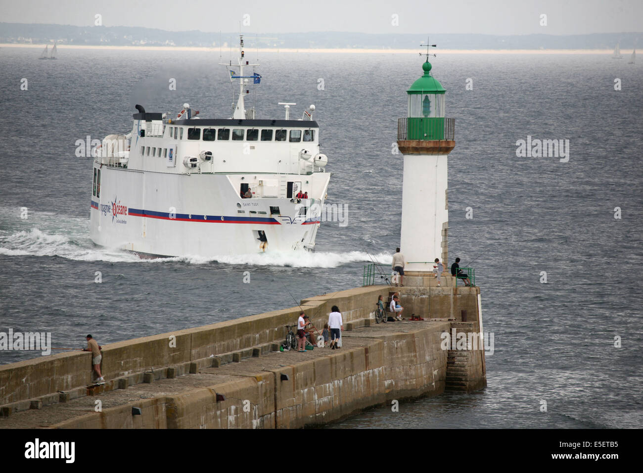 France, Bretagne, Morbihan, ile de groix, ferry arrivant un port tudy ...