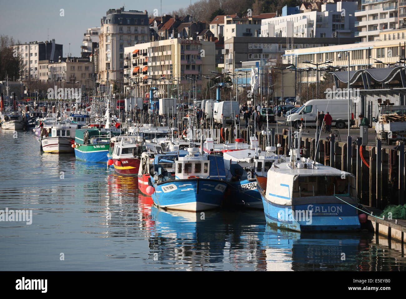 Port de boulogne sur mer chalutier Banque de photographies et d’images ...