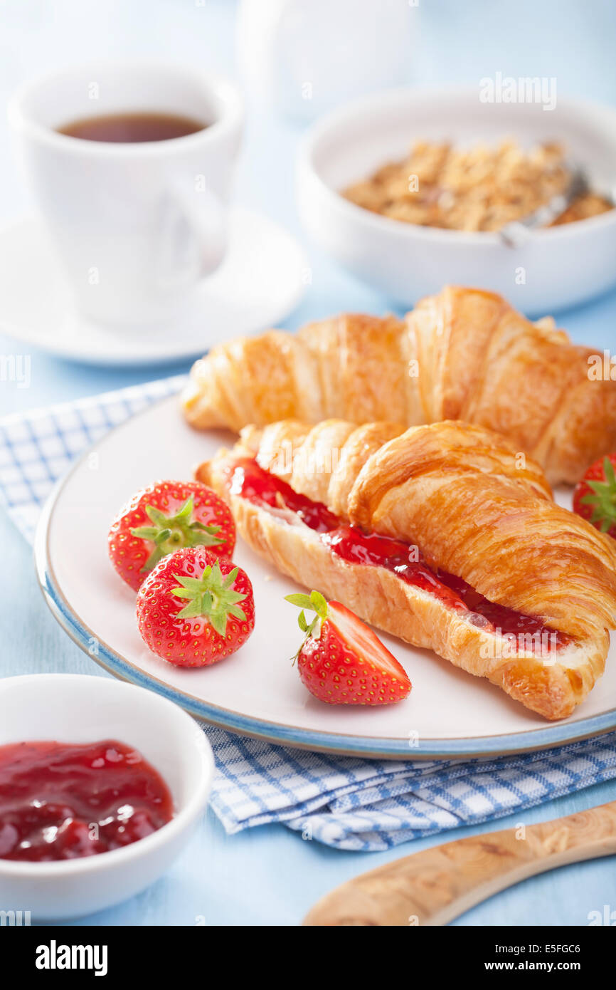 Des croissants frais avec de la confiture de fraise et pour le petit déjeuner Photo Stock - Alamy