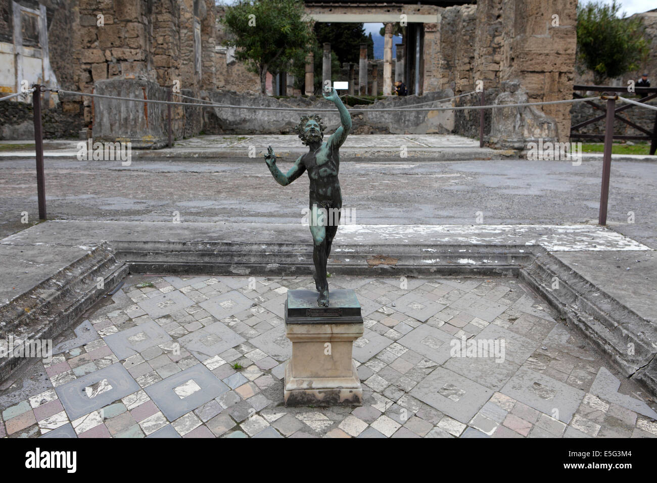 Faun statue dans la maison du Faune, Pompéi, Naples, Italie Photo Stock ...