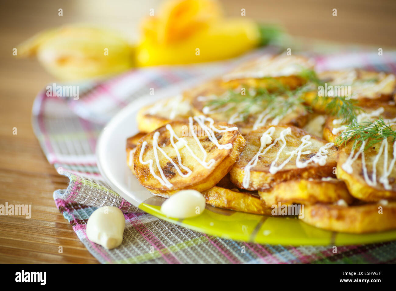 De courgettes poêlés au beurre à l'ail Photo Stock - Alamy