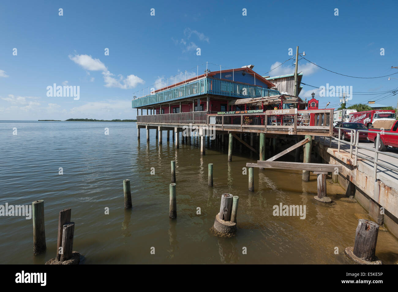 Le Pelican Bar mariné et restaurant. Chien Noir Tables de Bar Cedar Key ...